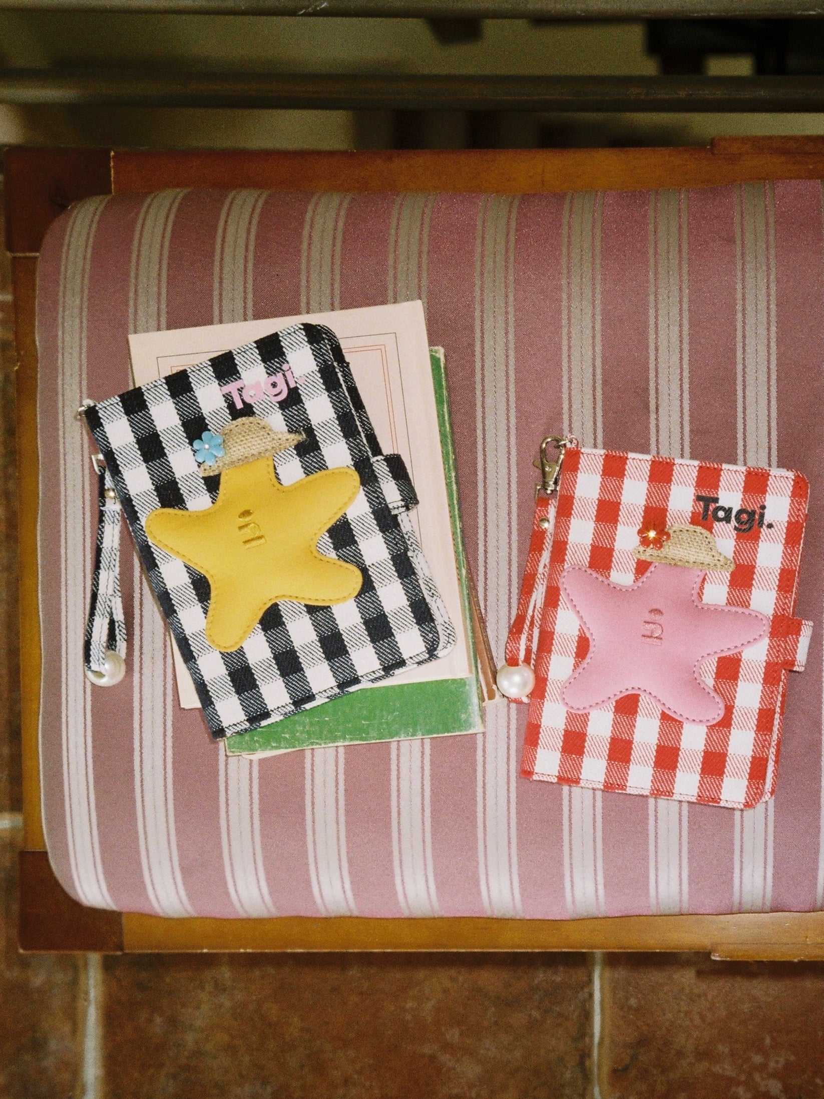Tagi Passport Holder Butter Star – Fixxshop